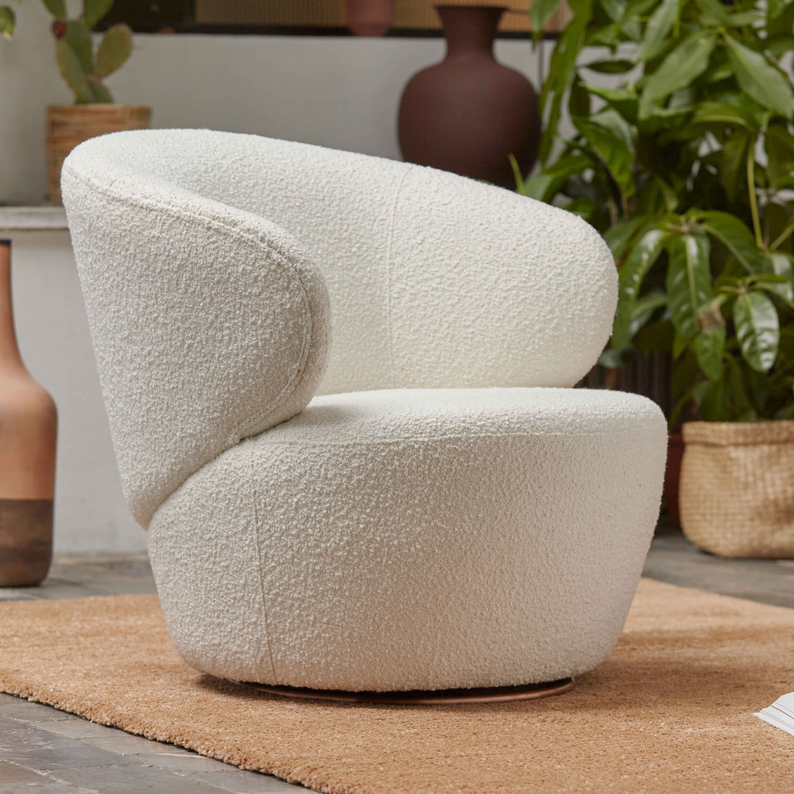 Fauteuil cosy en bouclette et bois FSC® pivotant blanc | Oviala